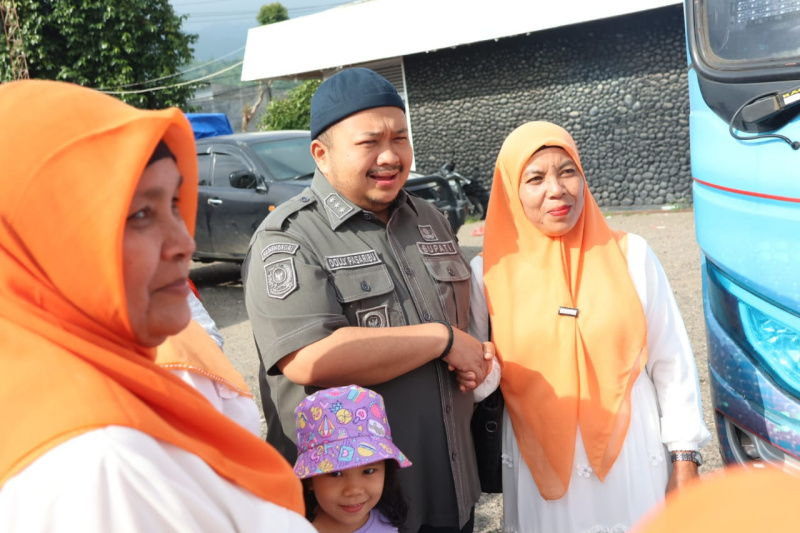 Bupati Tapsel Berangkatkan Jamaah BKMT Ikuti Halal Bi Halal Ke Medan ... Bupati Tapsel Berangkatkan Jamaah BKMT Ikuti Halal Bi Halal Ke Medan ...
